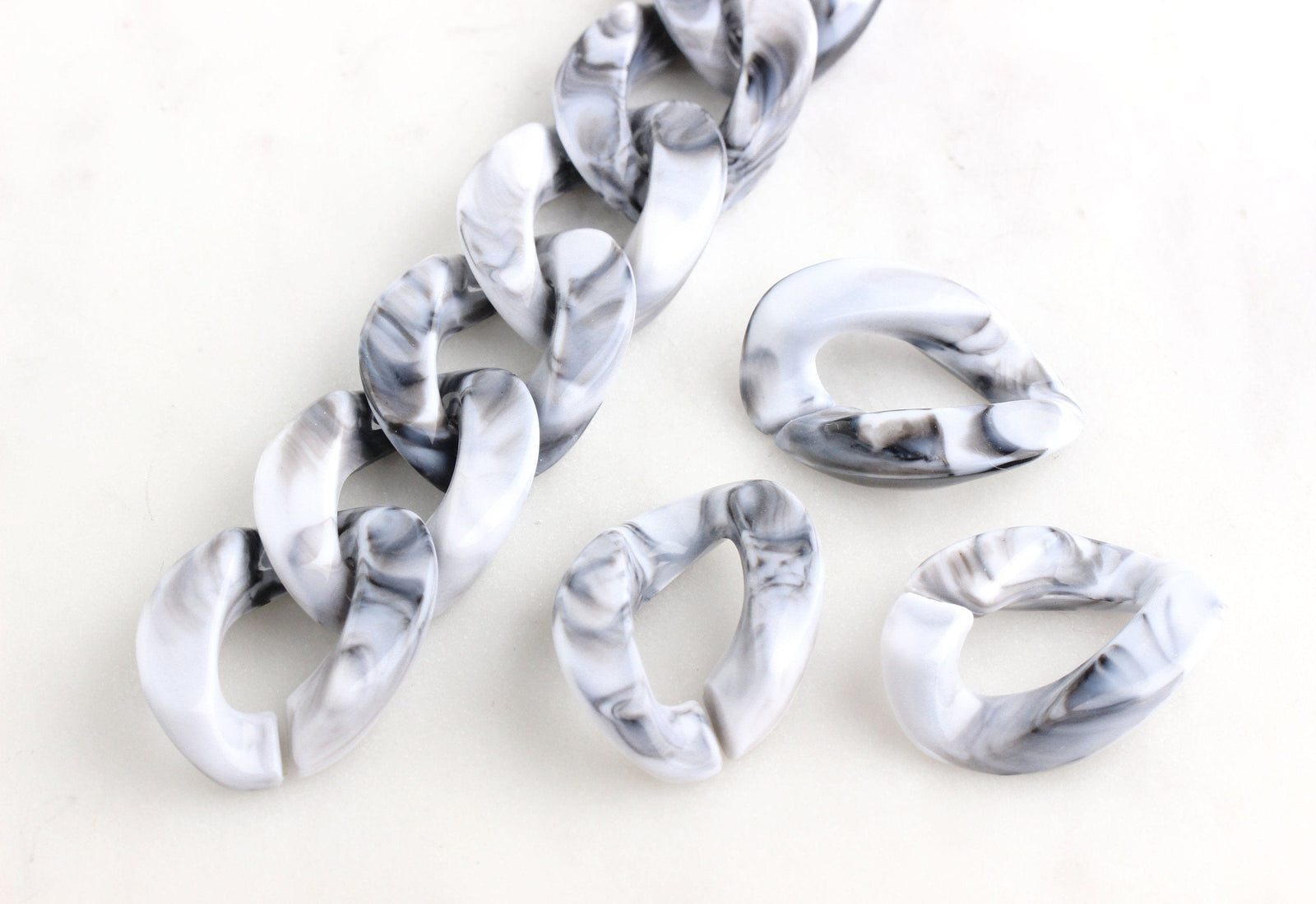 1ft Carrara Marble Acrylic Chain Links, 30mm, White and Gray, Curb Con
